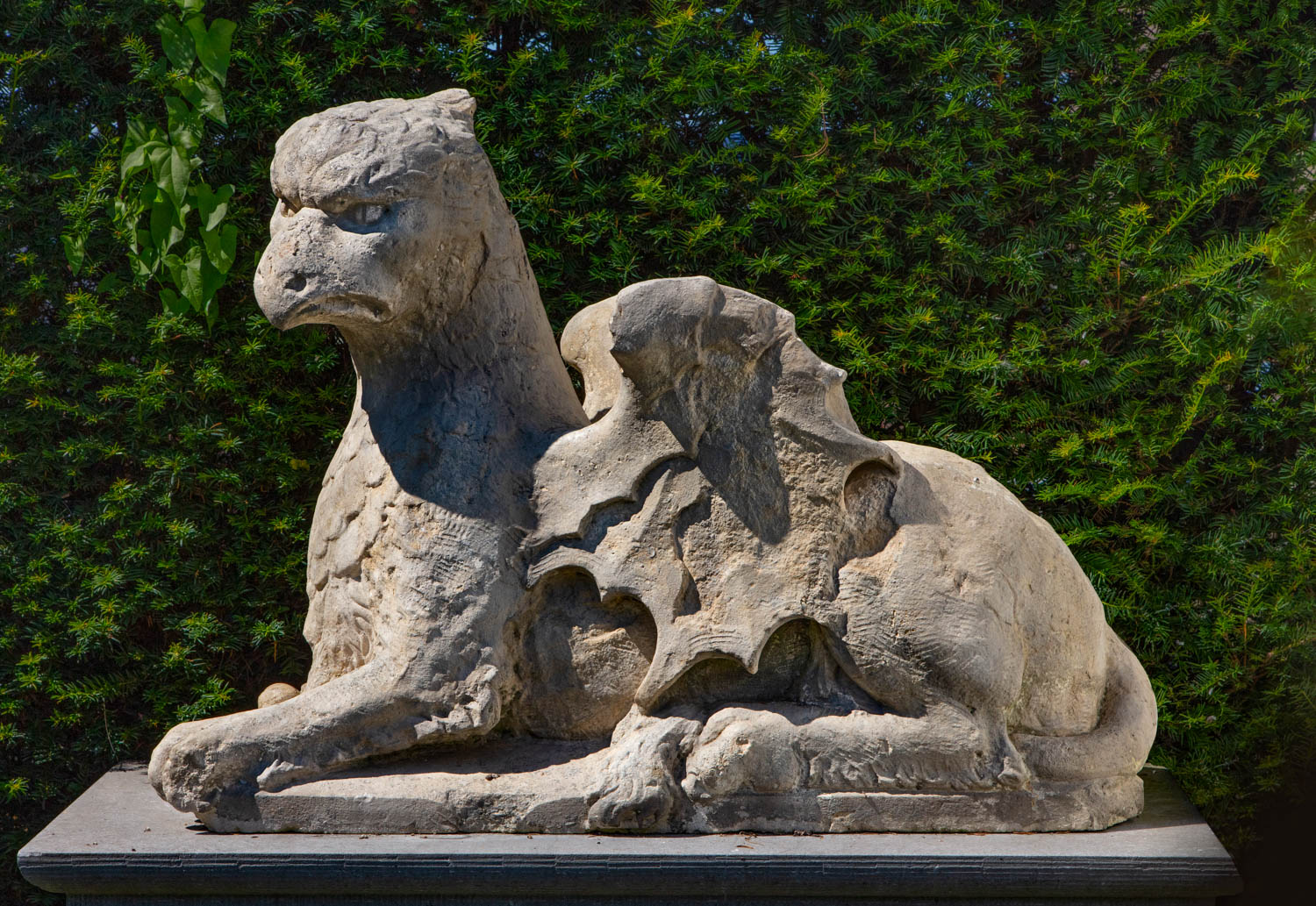 Ein Paar englische Greife aus Sandstein - Piet Jonker