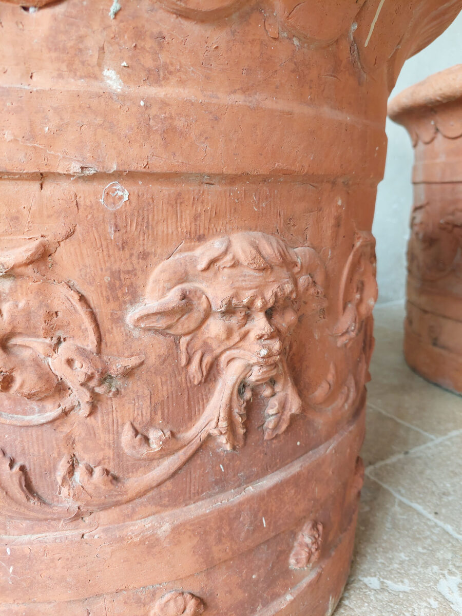 Paar große runde Terrakotta-Gartenpflanzgefäße - Piet Jonker