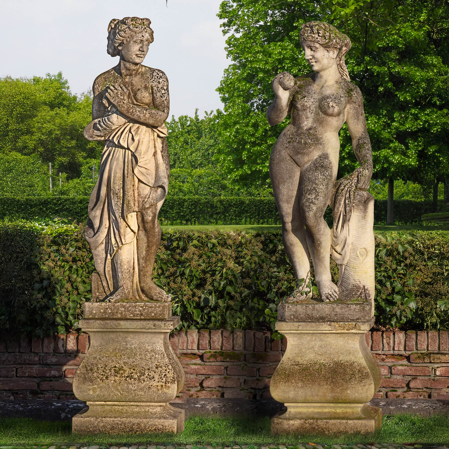 Zwei Antike Kalkstein Venus Statuen mit Sockeln - Erstes Viertel 20 ...