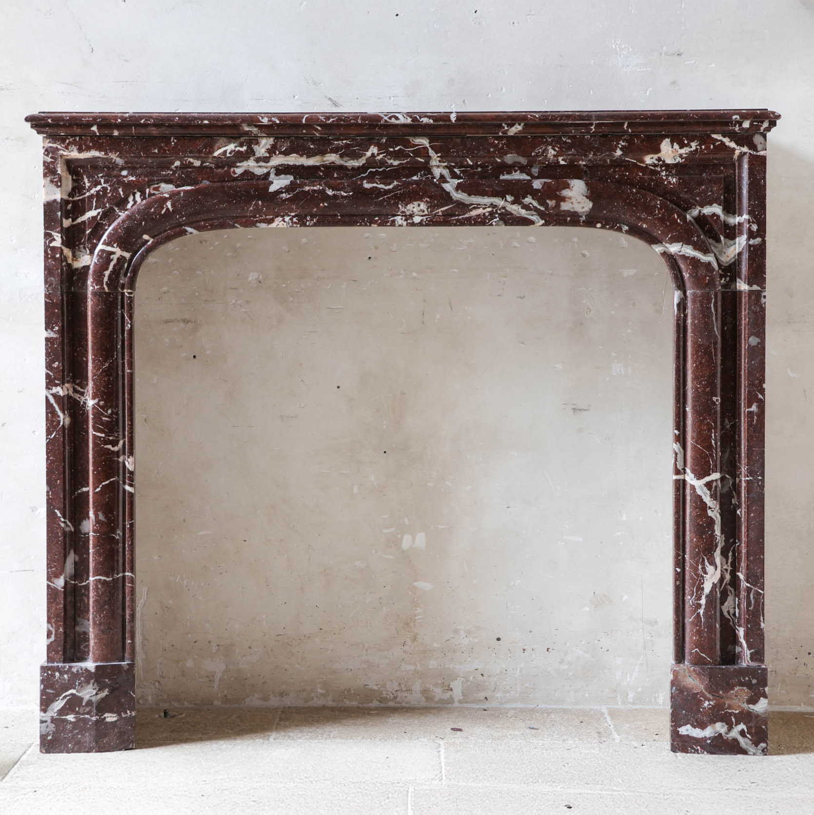Antiker französischer Kamin aus rotem Marmor – Rouge de Rance - Piet Jonker